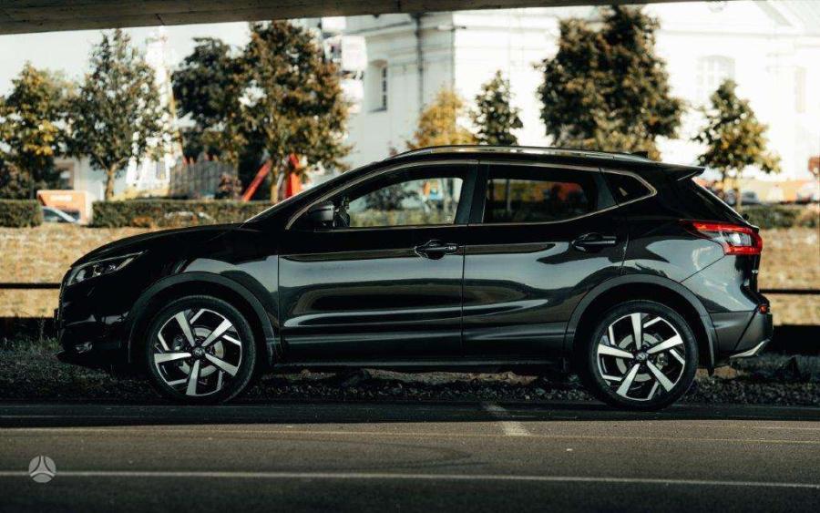 Black Nissan Qashqai 2018 in Kaunas, with an engine capacity of 1.62 L and mileage of 159 thousand km for 13900 €, photo 6 on AUTOMOTO.COM.LV