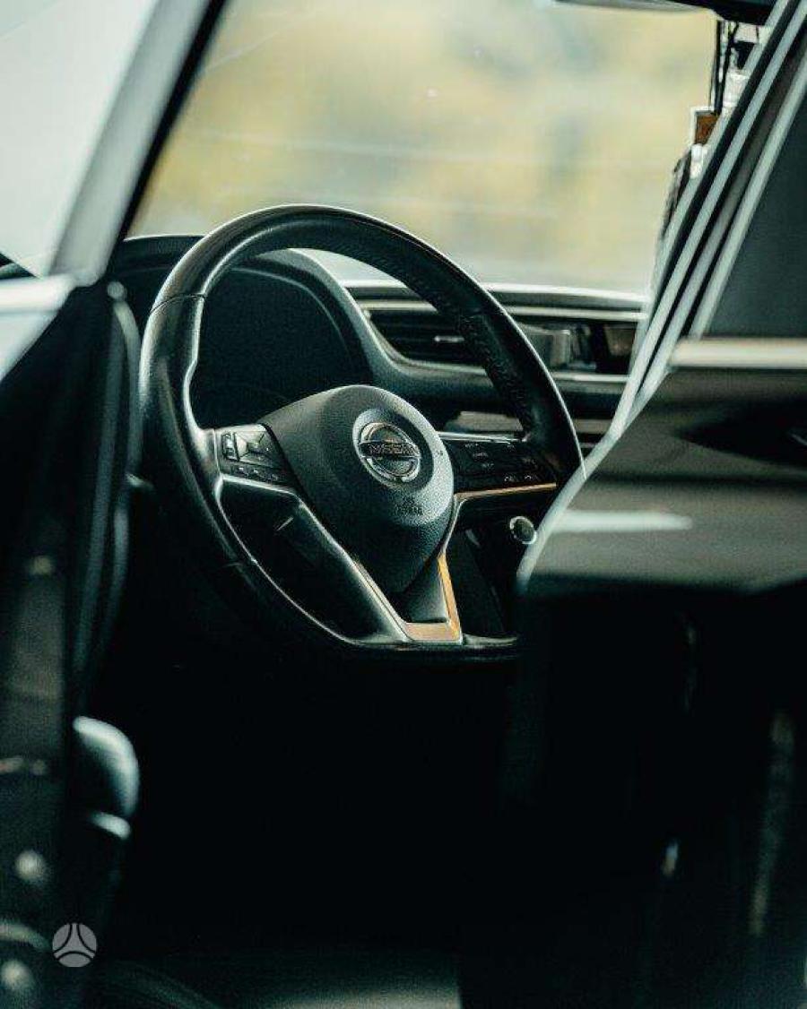 Black Nissan Qashqai 2018 in Kaunas, with an engine capacity of 1.62 L and mileage of 159 thousand km for 13900 €, photo 8 on AUTOMOTO.COM.LV