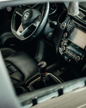 Black Nissan Qashqai 2018 in Kaunas, with an engine capacity of 1.62 L and mileage of 159 thousand km for 13900 €, photo 9 on AUTOMOTO.COM.LV