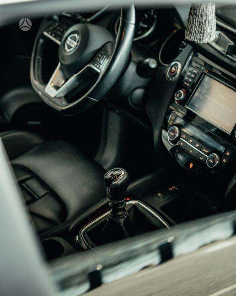 Black Nissan Qashqai 2018 in Kaunas, with an engine capacity of 1.62 L and mileage of 159 thousand km for 13900 €, photo 9 on AUTOMOTO.COM.LV