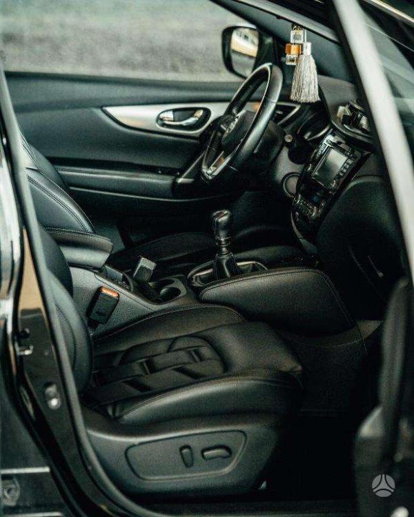 Black Nissan Qashqai 2018 in Kaunas, with an engine capacity of 1.62 L and mileage of 159 thousand km for 13900 €, photo 9 on AUTOMOTO.COM.LV