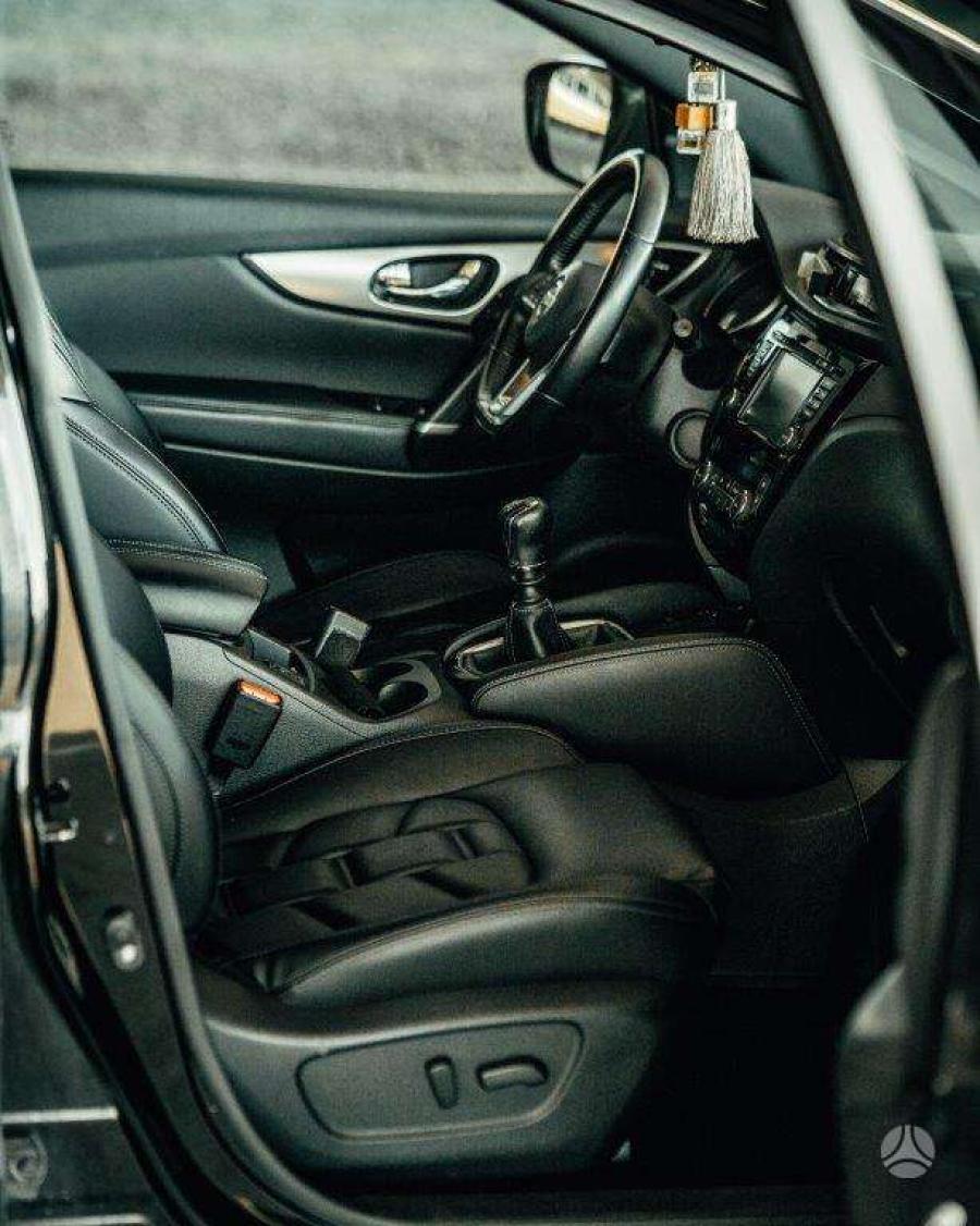 Black Nissan Qashqai 2018 in Kaunas, with an engine capacity of 1.62 L and mileage of 159 thousand km for 13900 €, photo 10 on AUTOMOTO.COM.LV