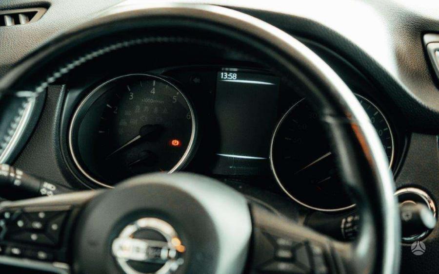 Black Nissan Qashqai 2018 in Kaunas, with an engine capacity of 1.62 L and mileage of 159 thousand km for 13900 €, photo 12 on AUTOMOTO.COM.LV