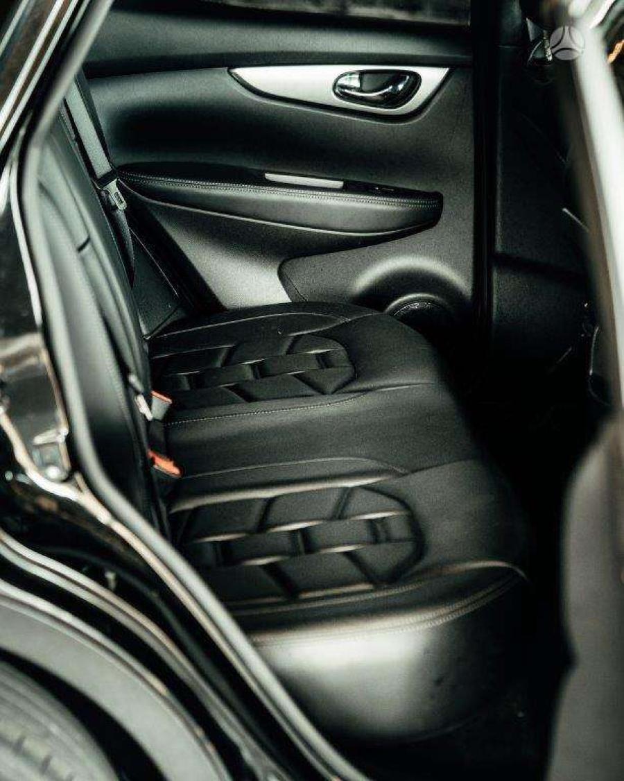 Black Nissan Qashqai 2018 in Kaunas, with an engine capacity of 1.62 L and mileage of 159 thousand km for 13900 €, photo 13 on AUTOMOTO.COM.LV