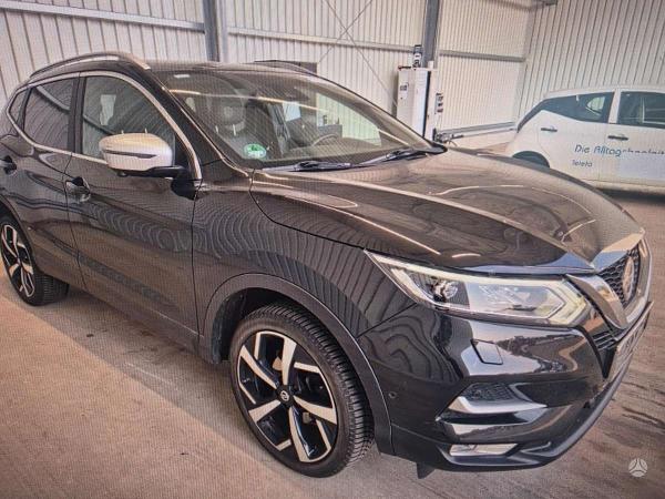 Black Nissan Qashqai 2018 in Raseiniai, with an engine capacity of 1.60 L and mileage of 112 thousand km for 10500 €, photo 1 on AUTOMOTO.COM.LV
