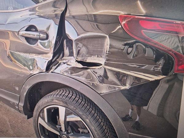 Black Nissan Qashqai 2018 in Raseiniai, with an engine capacity of 1.60 L and mileage of 112 thousand km for 10500 €, photo 10 on AUTOMOTO.COM.LV