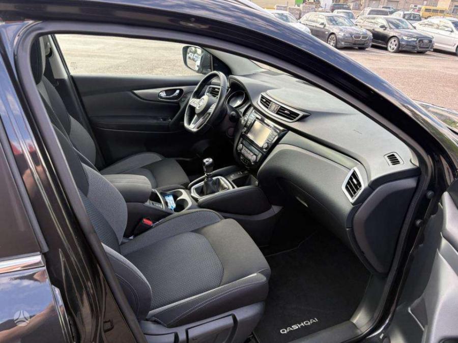 Black Nissan Qashqai 2018 in Radviliskis, with an engine capacity of 1.46 L and mileage of 109 thousand km for 12550 €, photo 10 on AUTOMOTO.COM.LV