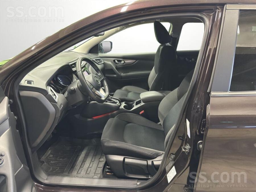 Black Nissan Qashqai 2019 in Riga, with an engine capacity of 1.30 L and mileage of 143 thousand km for 13790 €, photo 10 on AUTOMOTO.COM.LV