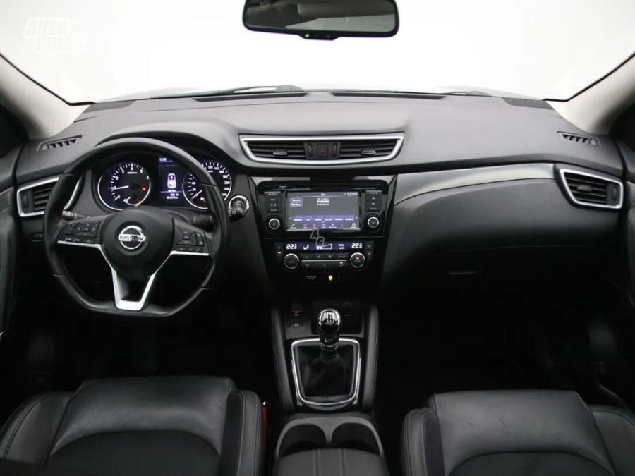 Black Nissan Qashqai 2020 in Vilnius, with an engine capacity of 1.30 L and mileage of 182 thousand km for 13799 €, photo 3 on AUTOMOTO.COM.LV