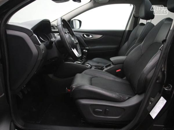 Black Nissan Qashqai 2020 in Vilnius, with an engine capacity of 1.30 L and mileage of 182 thousand km for 13799 €, photo 4 on AUTOMOTO.COM.LV
