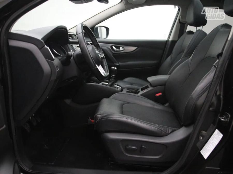 Black Nissan Qashqai 2020 in Vilnius, with an engine capacity of 1.30 L and mileage of 182 thousand km for 13799 €, photo 5 on AUTOMOTO.COM.LV
