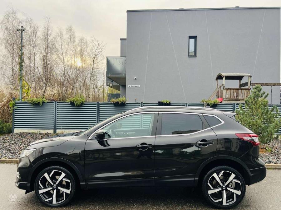 Black Nissan Qashqai 2021 in Kaunas, with an engine capacity of 1.46 L and mileage of 178 thousand km for 15350 €, photo 3 on AUTOMOTO.COM.LV