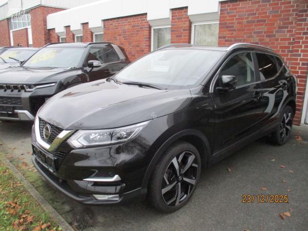Black Nissan Qashqai 2021 in Kaunas, with an engine capacity of 1.30 L and mileage of 58 thousand km for 21875 €, photo 1 on AUTOMOTO.COM.LV