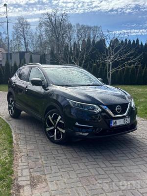 Black Nissan Qashqai 2021 in Riga, with an engine capacity of 1.30 L and mileage of 49 thousand km for 16400 €, photo 3 on AUTOMOTO.COM.LV