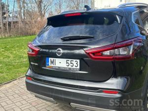 Black Nissan Qashqai 2021 in Riga, with an engine capacity of 1.30 L and mileage of 49 thousand km for 16400 €, photo 4 on AUTOMOTO.COM.LV