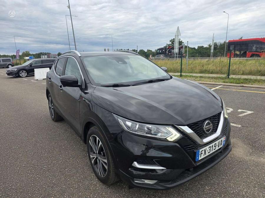 Black Nissan Qashqai 2021 in Vilnius, with an engine capacity of 1.46 L and mileage of 220 thousand km for 13300 €, photo 1 on AUTOMOTO.COM.LV