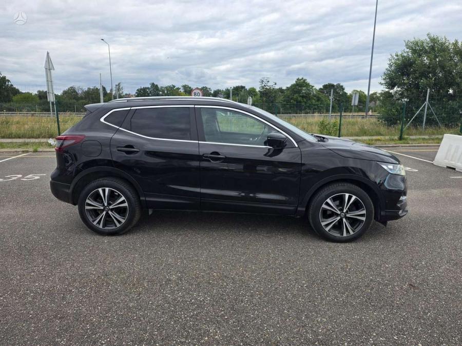 Black Nissan Qashqai 2021 in Vilnius, with an engine capacity of 1.46 L and mileage of 220 thousand km for 13300 €, photo 3 on AUTOMOTO.COM.LV