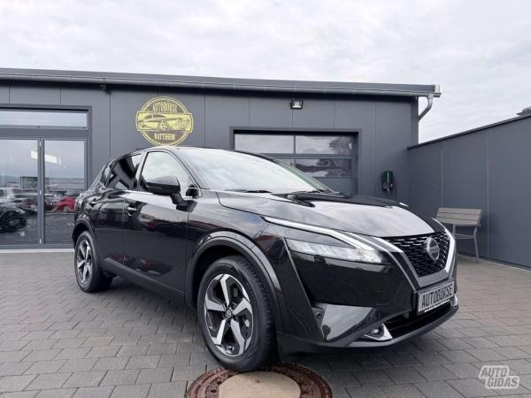 Black Nissan Qashqai 2022 in Kaunas, with an engine capacity of 1.30 L and mileage of 27 thousand km for 24459 €, photo 1 on AUTOMOTO.COM.LV