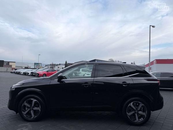 Black Nissan Qashqai 2022 in Kaunas, with an engine capacity of 1.30 L and mileage of 27 thousand km for 24459 €, photo 4 on AUTOMOTO.COM.LV