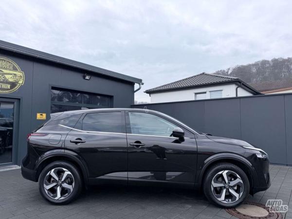 Black Nissan Qashqai 2022 in Kaunas, with an engine capacity of 1.30 L and mileage of 27 thousand km for 24459 €, photo 8 on AUTOMOTO.COM.LV