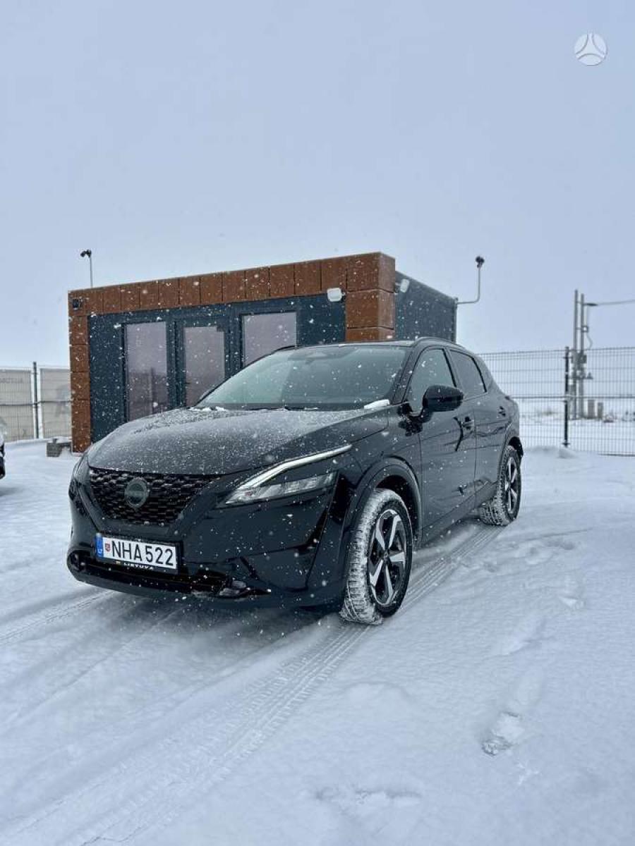 Black Nissan Qashqai 2022 in Kaunas, with an engine capacity of 1.33 L and mileage of 27 thousand km for 20300 €, photo 1 on AUTOMOTO.COM.LV