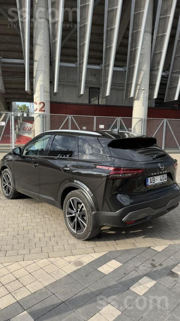 Black Nissan Qashqai 2022 in Riga, with an engine capacity of 1.30 L and mileage of 19 thousand km for 25000 €, photo 3 on AUTOMOTO.COM.LV