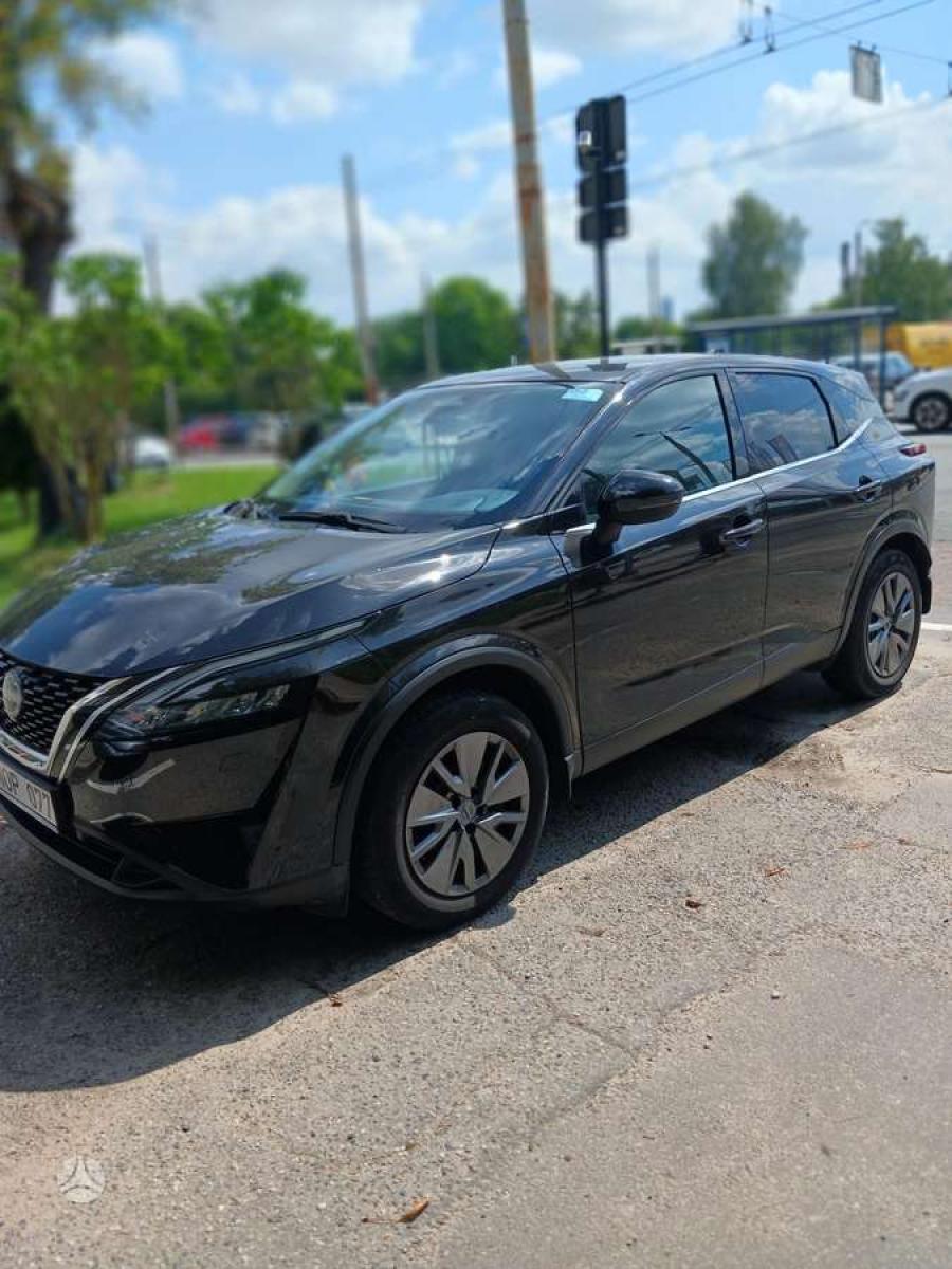 Black Nissan Qashqai 2022 in Vilnius, with an engine capacity of 1.30 L and mileage of 18 thousand km for 22000 €, photo 3 on AUTOMOTO.COM.LV