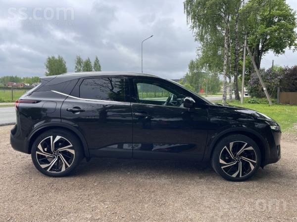 Black Nissan Qashqai 2023 in Riga, with an engine capacity of 1.30 L and mileage of 23 thousand km for 28490 €, photo 6 on AUTOMOTO.COM.LV