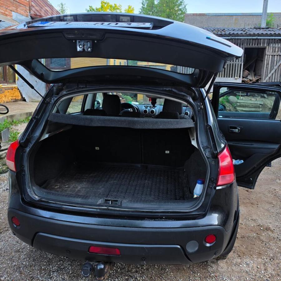 Black Nissan Qashqai 2009 in Valka, with an engine capacity of 1.50 L and mileage of 375 thousand km for 3000 €, photo 3 on AUTOMOTO.COM.LV