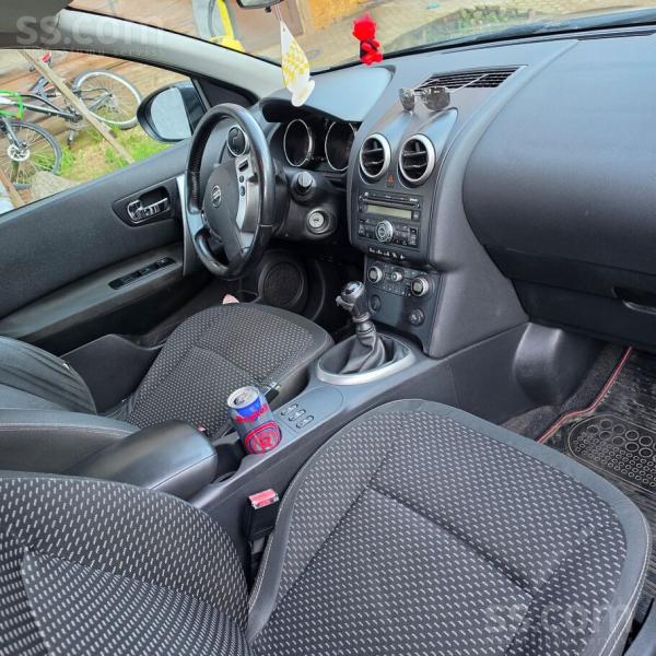 Black Nissan Qashqai 2009 in Valka, with an engine capacity of 1.50 L and mileage of 375 thousand km for 3000 €, photo 5 on AUTOMOTO.COM.LV