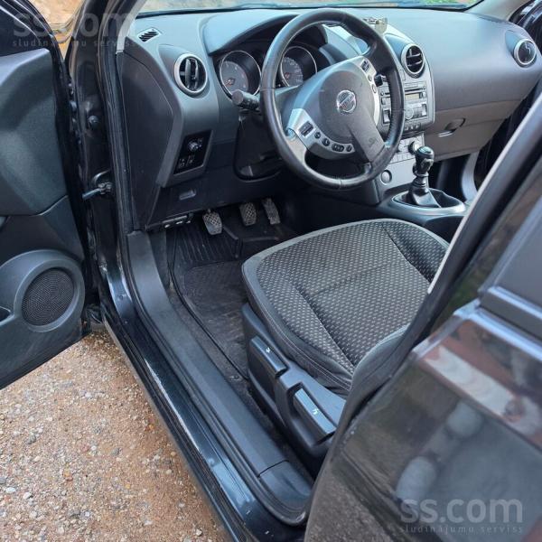 Black Nissan Qashqai 2009 in Valka, with an engine capacity of 1.50 L and mileage of 375 thousand km for 3000 €, photo 8 on AUTOMOTO.COM.LV