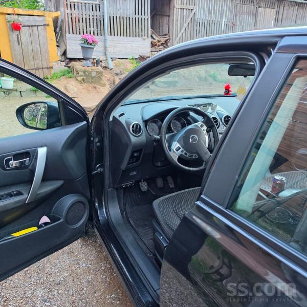 Black Nissan Qashqai 2009 in Valka, with an engine capacity of 1.50 L and mileage of 375 thousand km for 3000 €, photo 9 on AUTOMOTO.COM.LV
