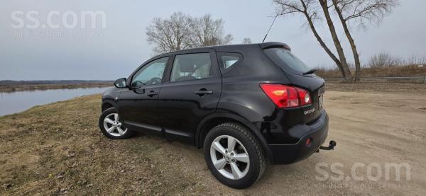 Black Nissan Qashqai 2009 in Daugavpils, with an engine capacity of 1.50 L and mileage of 251 thousand km for 4200 €, photo 4 on AUTOMOTO.COM.LV