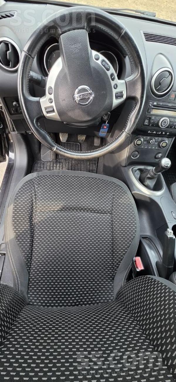 Black Nissan Qashqai 2009 in Daugavpils, with an engine capacity of 1.50 L and mileage of 251 thousand km for 4200 €, photo 7 on AUTOMOTO.COM.LV