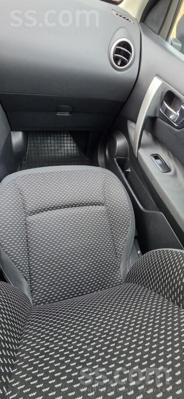 Black Nissan Qashqai 2009 in Daugavpils, with an engine capacity of 1.50 L and mileage of 251 thousand km for 4200 €, photo 8 on AUTOMOTO.COM.LV