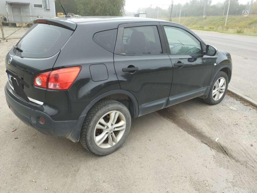 Black Nissan Qashqai 2009 in Vilnius, with an engine capacity of 1.60 L and mileage of 340 thousand km for 1650 €, photo 5 on AUTOMOTO.COM.LV