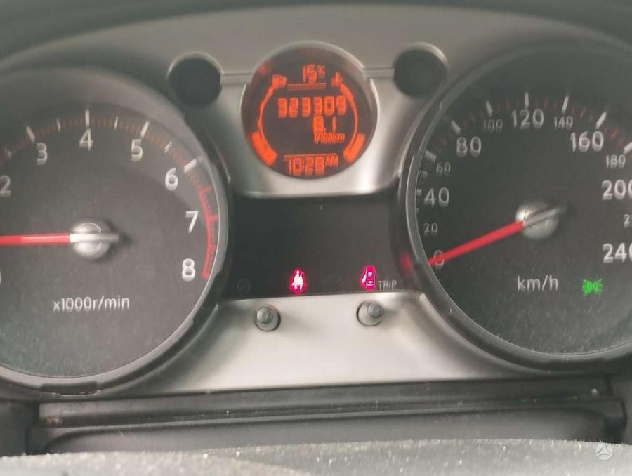 Black Nissan Qashqai 2009 in Vilnius, with an engine capacity of 1.60 L and mileage of 340 thousand km for 1650 €, photo 8 on AUTOMOTO.COM.LV