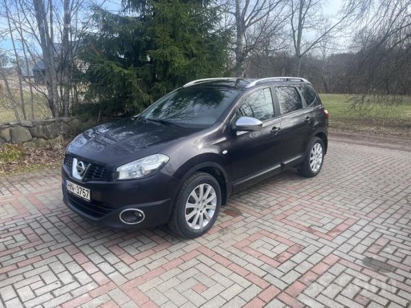 Black Nissan Qashqai 2010 in Limbazi, with an engine capacity of 2.00 L and mileage of 136 thousand km for 5100 €, photo 1 on AUTOMOTO.COM.LV