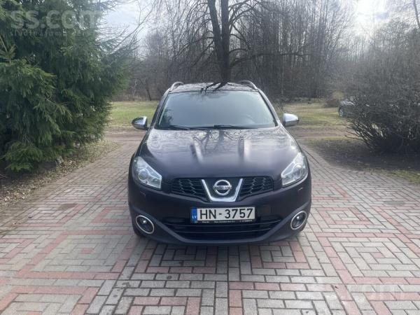 Black Nissan Qashqai 2010 in Limbazi, with an engine capacity of 2.00 L and mileage of 136 thousand km for 5100 €, photo 2 on AUTOMOTO.COM.LV