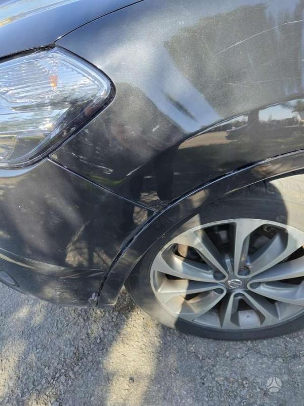 Black Nissan Qashqai 2011 in Panevezys, with an engine capacity of 2.00 L and mileage of 253 thousand km for 4000 €, photo 4 on AUTOMOTO.COM.LV