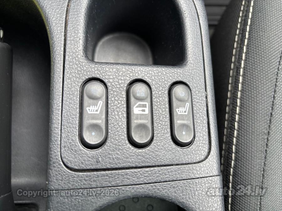 Black Nissan Qashqai 2011 in Paide, with an engine capacity of 1.60 L and mileage of 212 thousand km for 5690 €, photo 21 on AUTOMOTO.COM.LV