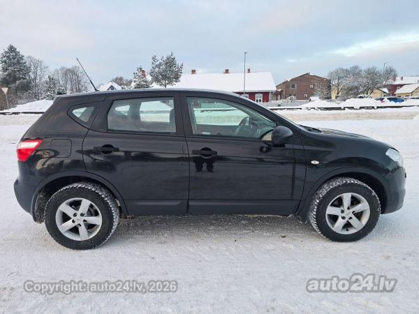 Black Nissan Qashqai 2012 in Paide, with an engine capacity of 1.60 L and mileage of 217 thousand km for 4750 €, photo 7 on AUTOMOTO.COM.LV