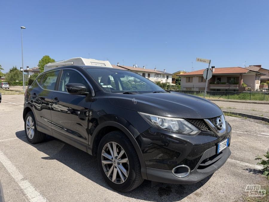 Black Nissan Qashqai 2015 in Vilnius, with an engine capacity of 1.50 L and mileage of 318 thousand km for 5950 €, photo 4 on AUTOMOTO.COM.LV