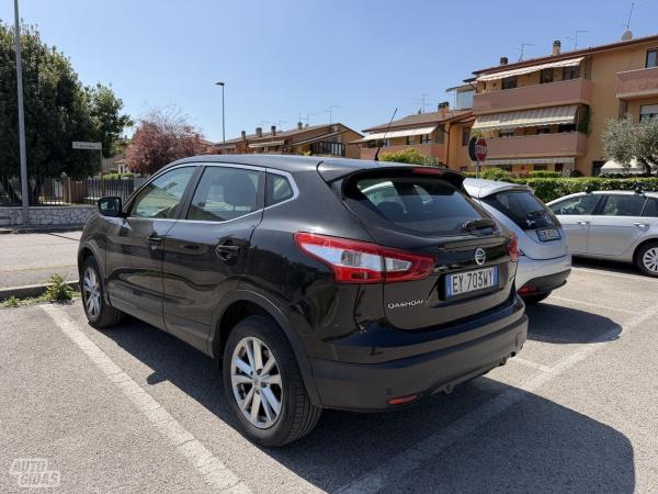 Black Nissan Qashqai 2015 in Vilnius, with an engine capacity of 1.50 L and mileage of 318 thousand km for 5950 €, photo 6 on AUTOMOTO.COM.LV