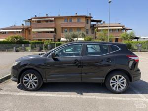Black Nissan Qashqai 2015 in Vilnius, with an engine capacity of 1.50 L and mileage of 318 thousand km for 5950 €, photo 8 on AUTOMOTO.COM.LV