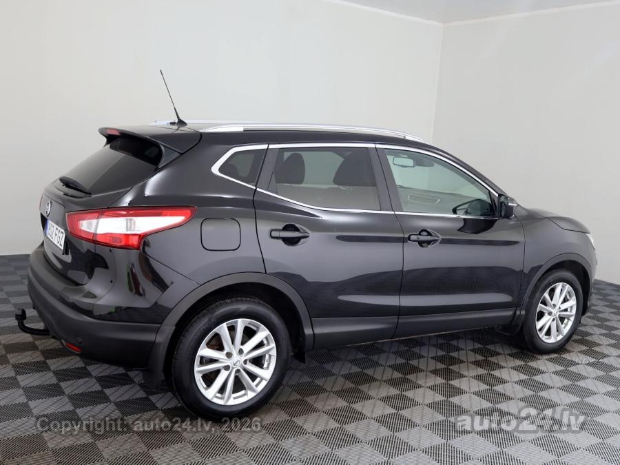 Black Nissan Qashqai 2015 in Tallinn, with an engine capacity of 1.20 L and mileage of 143 thousand km for 5999 €, photo 4 on AUTOMOTO.COM.LV