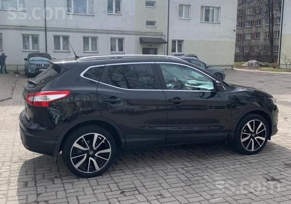 Black Nissan Qashqai 2017 in Riga, with an engine capacity of 1.20 L and mileage of 65 thousand km for 12300 €, photo 2 on AUTOMOTO.COM.LV