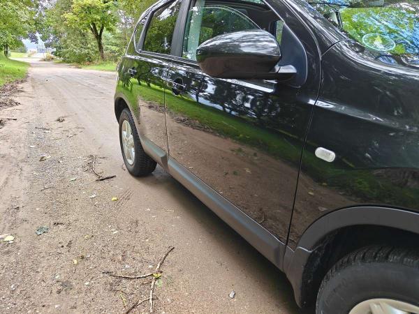 Black Nissan Qashqai 2007 in Vilnius, with an engine capacity of 1.46 L and mileage of 323 thousand km for 2600 €, photo 9 on AUTOMOTO.COM.LV