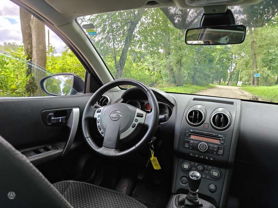 Black Nissan Qashqai 2007 in Vilnius, with an engine capacity of 1.46 L and mileage of 323 thousand km for 2600 €, photo 13 on AUTOMOTO.COM.LV
