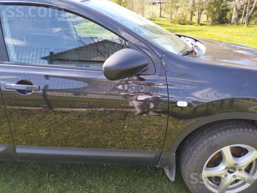Black Nissan Qashqai 2008 in Ludza, with an engine capacity of 2.00 L and mileage of 181 thousand km for 2500 €, photo 4 on AUTOMOTO.COM.LV